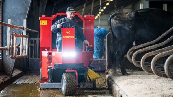 BOBMAN Broom, straw spreader and cubicle cleaner - one complete solution